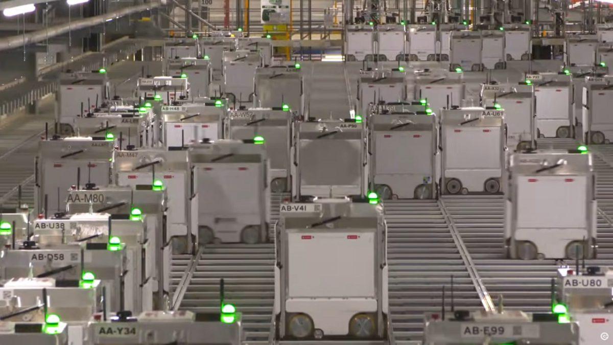 Behind the scenes of Ocado's 6-football-field sized, 2000 robot ...